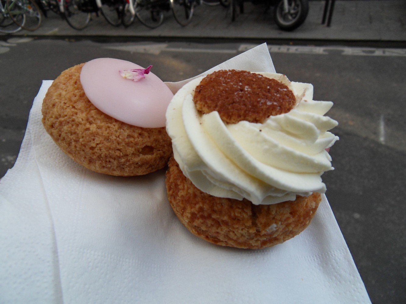Dessert: Les choux à la crème colorés de POPELINI rue Debelleyme