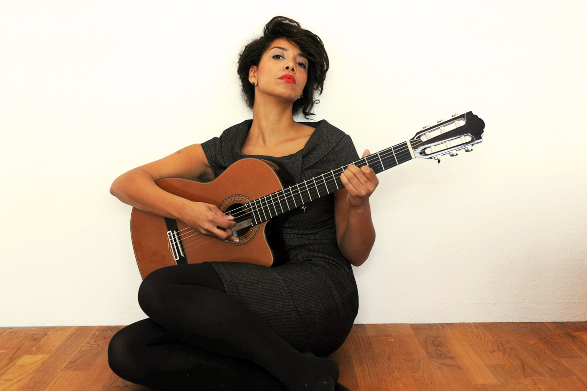 CHLOE_CHARLES_singer_musician_music_guitar_album_break_the_balance ...